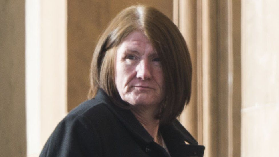 £20,000 benefit fraudster ordered to pay back cash - BBC News