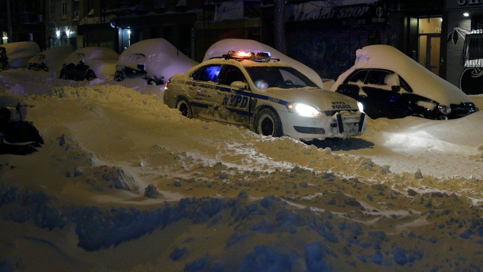 Blizzard blankets eastern seaboard of US in deep snow - BBC News