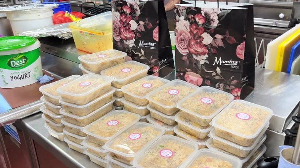Mumtaz Leeds: Indian restaurant gives away hundreds of meals - BBC News