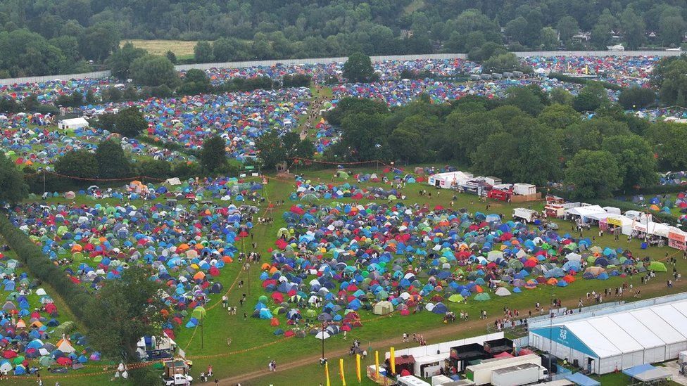 In pictures: Reading build-up begins as festival-goers arrive - BBC News