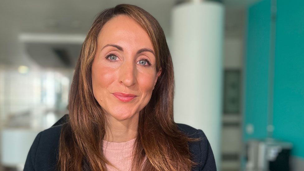 About 200 patients treated at new Addenbrooke's hip and knee hub - BBC News