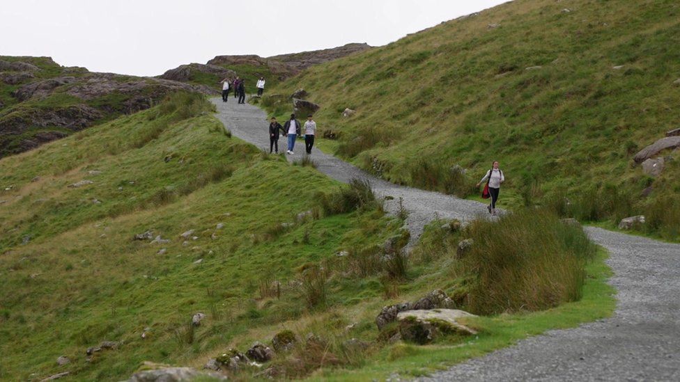 'Paratowch yn iawn er mwyn osgoi galwadau achub di-angen' - BBC Cymru Fyw