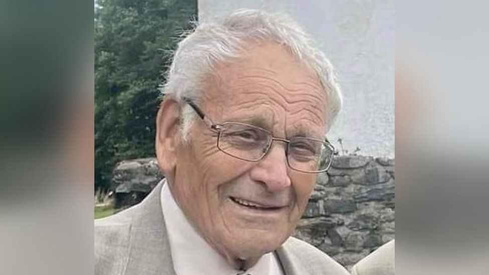 Cyn is-lywydd Undeb Amaethwyr Cymru, Glyn Powell, wedi marw - BBC Cymru Fyw