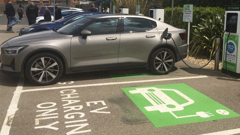 Oxfordshire's charging network for electric vehicles finished - BBC News