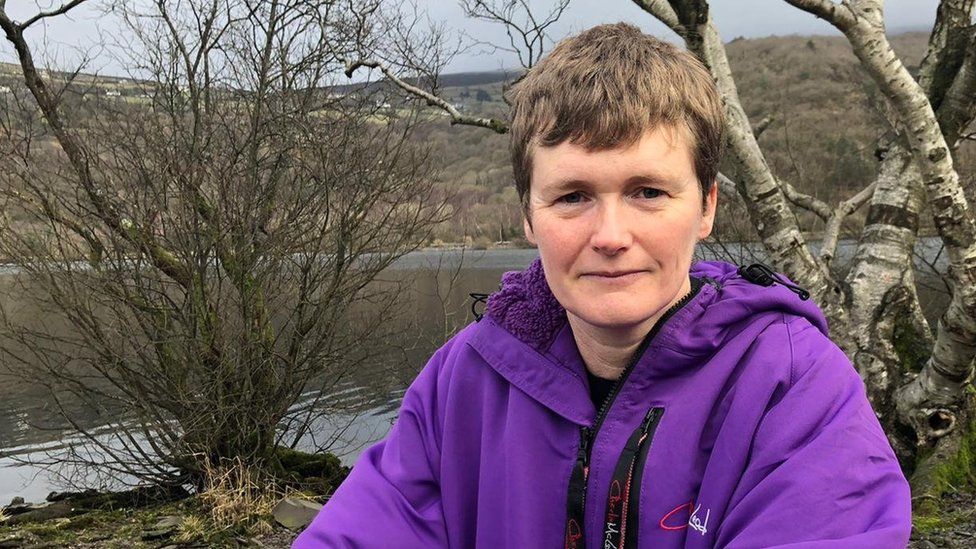 Covid hir: Gwersi canu opera i helpu cleifion - BBC Cymru Fyw