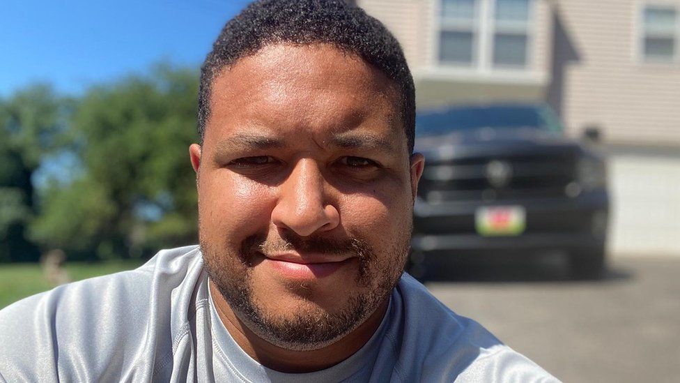 'Dwi ddim isho bod y go-to am hiliaeth' - BBC Cymru Fyw