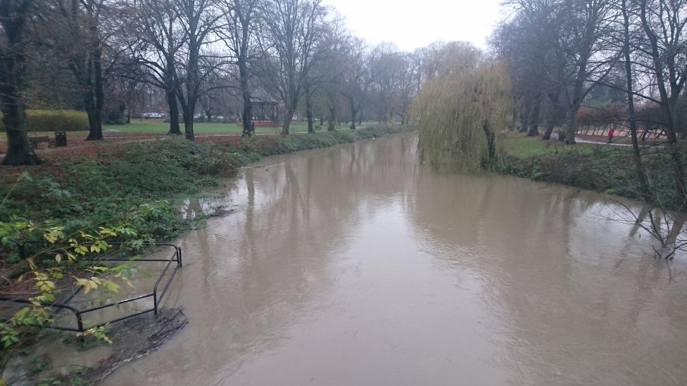 Flood warnings remain in Warwickshire - BBC News
