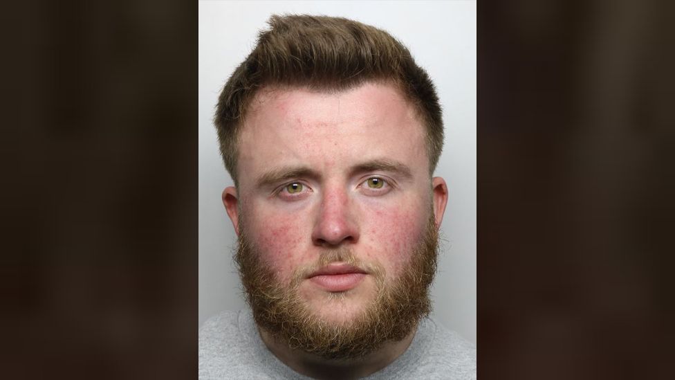 Thames Valley Police 'lost opportunities' to stop sex offence PC - BBC News