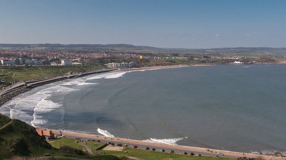 Cayton Bay: New surf school plan for popular tourist spot - BBC News