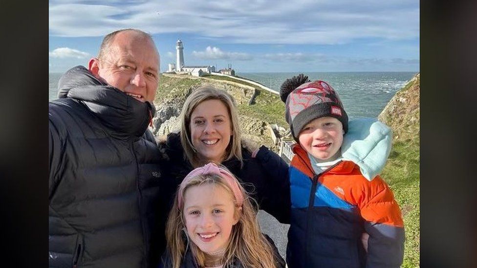 Creu tystysgrifau i gydnabod pob babi sydd wedi'u colli - BBC Cymru Fyw