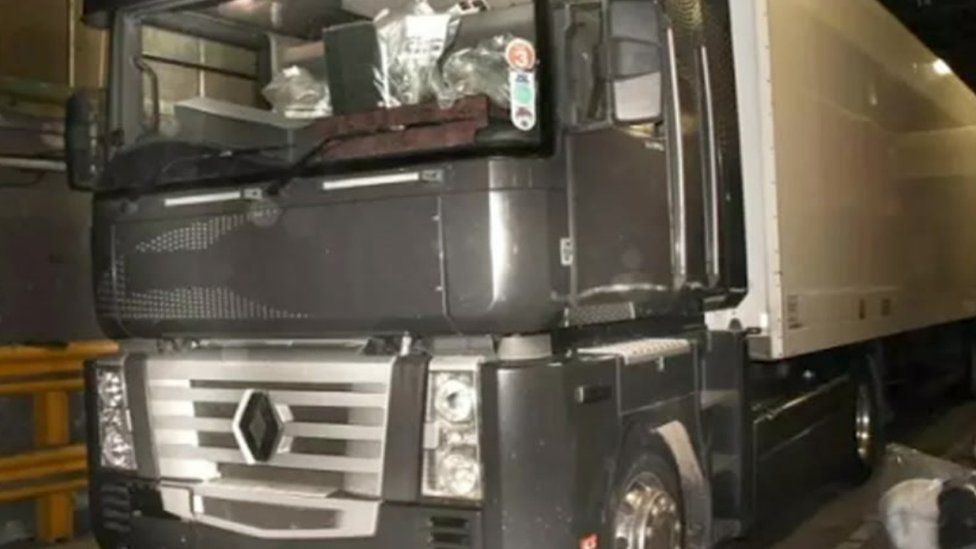 Lorry driver caught smuggling cigarettes into UK on the run - BBC News
