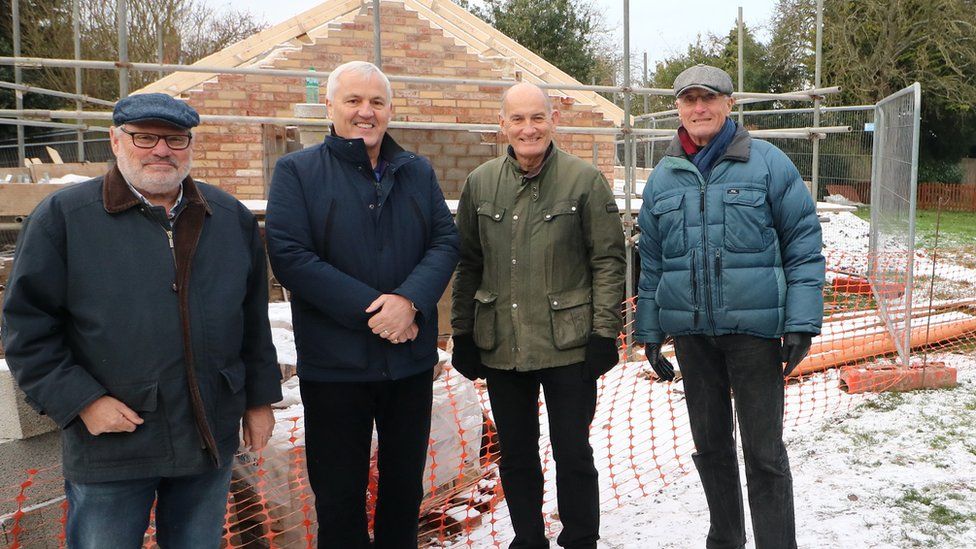 Shop plan from Norton Lindsey villagers who saved pub - BBC News