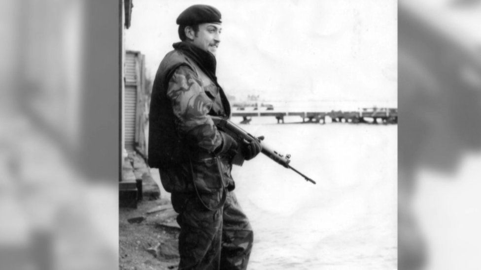 Ex-soldier Tim Francis recalls Londonderry car bomb - BBC News