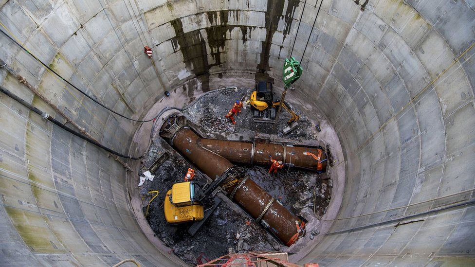 Shieldhall waste tunnel reaches halfway stage - BBC News