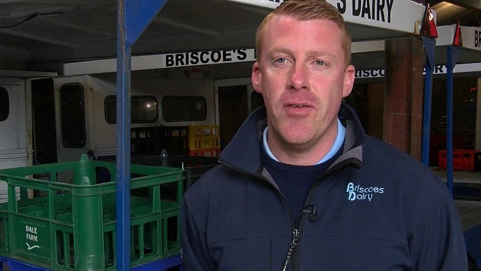 Milkman stabbed in stomach during Tarporley delivery round - BBC News