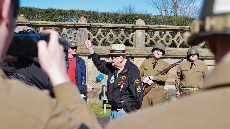 World War Two veteran Jake Larson returns to Brownlow House - BBC News