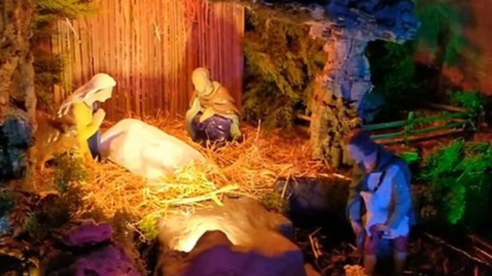 Same families thatch Truro Cathedral crib for 62 years - BBC News
