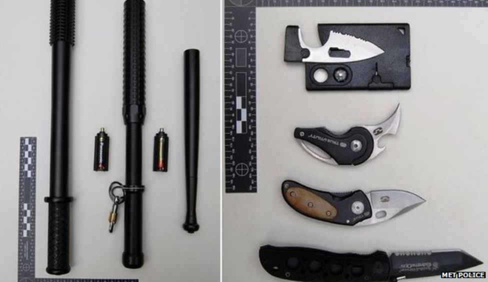 Weapons cache with 62 knives found in London car boot - BBC News