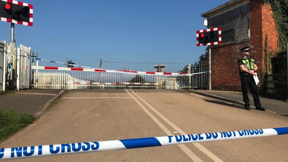 Devon level crossing death: Man was rail worker - BBC News