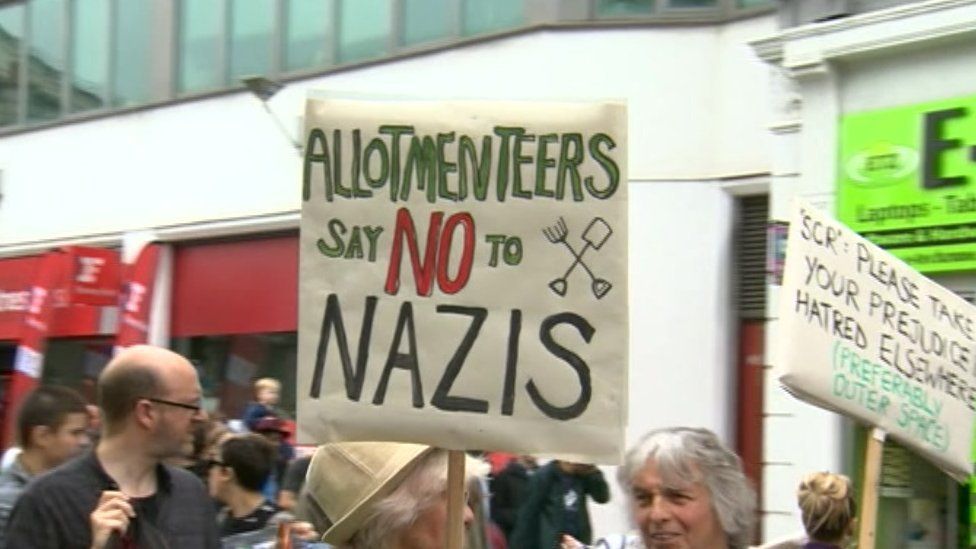Brighton demo: Anti-fascists 'targeted bald men' - BBC News