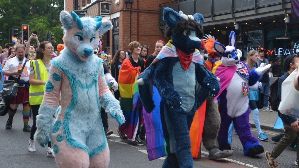 Reading Pride: Thousands attend this year's parade and festival - BBC News