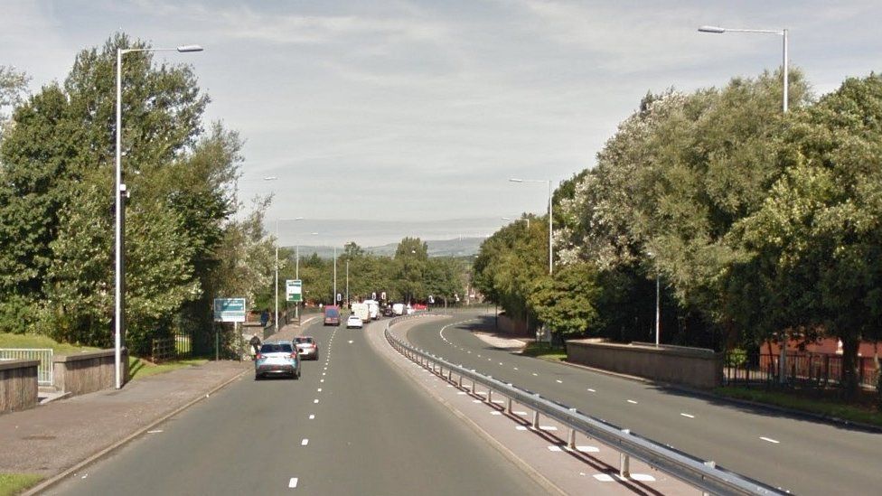 Motorcyclist dies after Oldham rush-hour crash - BBC News