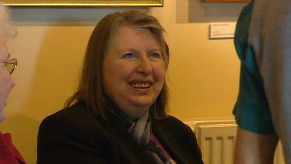 Sylfaenydd Oriel Glyn-y-Weddw, Gwyneth ap Tomos, wedi marw - BBC Cymru Fyw