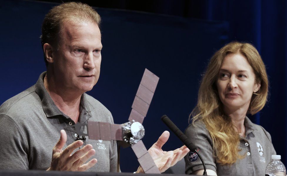 Juno mission: Jupiter probe on course for orbit manoeuvre - BBC News