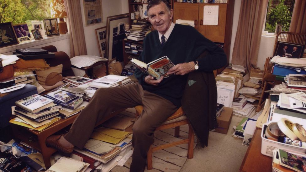 'Voice of rugby' Bill McLaren put in the spotlight - BBC News