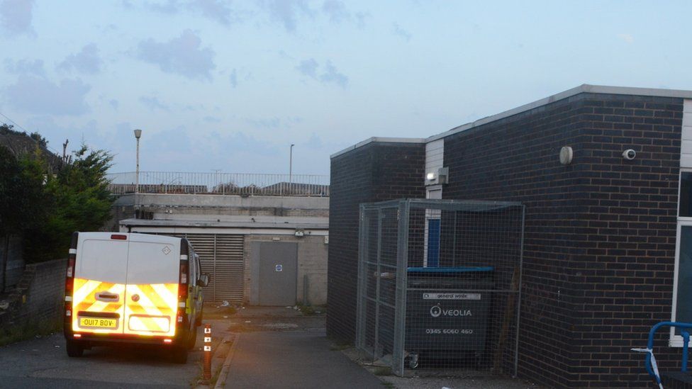 Luton: Murder probe opens after man in 30s dies - BBC News