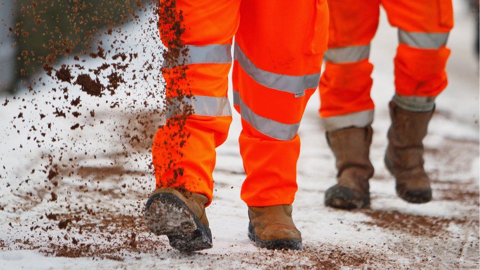Gritting cuts 'u-turn' in Somerset after snow chaos - BBC News