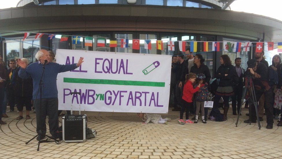 Aberystwyth 'solidarity' rally follows Brexit vote - BBC News