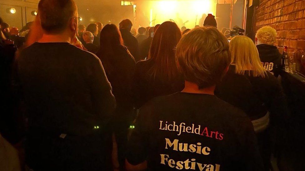 Lichfield debuts new music festival in shops and pubs - BBC News