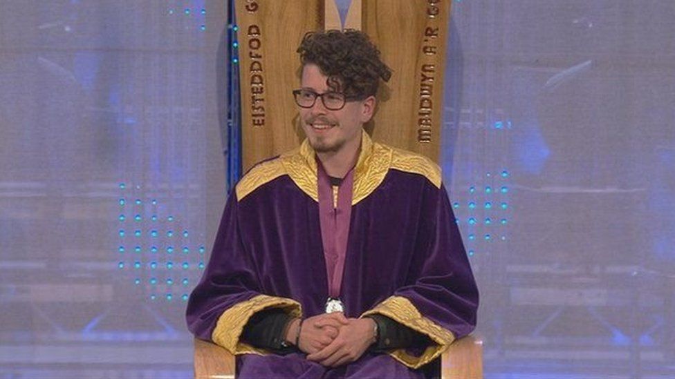 Ateb y Galw: Osian Williams - BBC Cymru Fyw