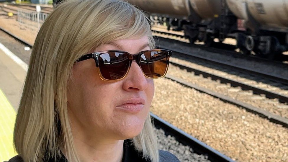 Nottingham MP donates £2k to help striking railway workers - BBC News