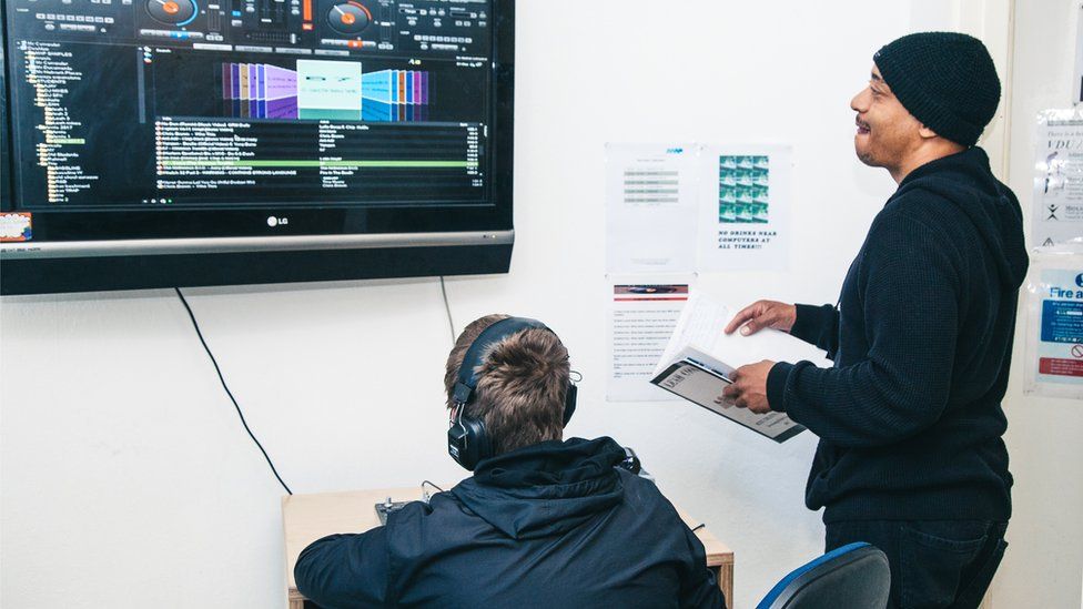 Electronic DJs rally to save Leeds arts charity - BBC News