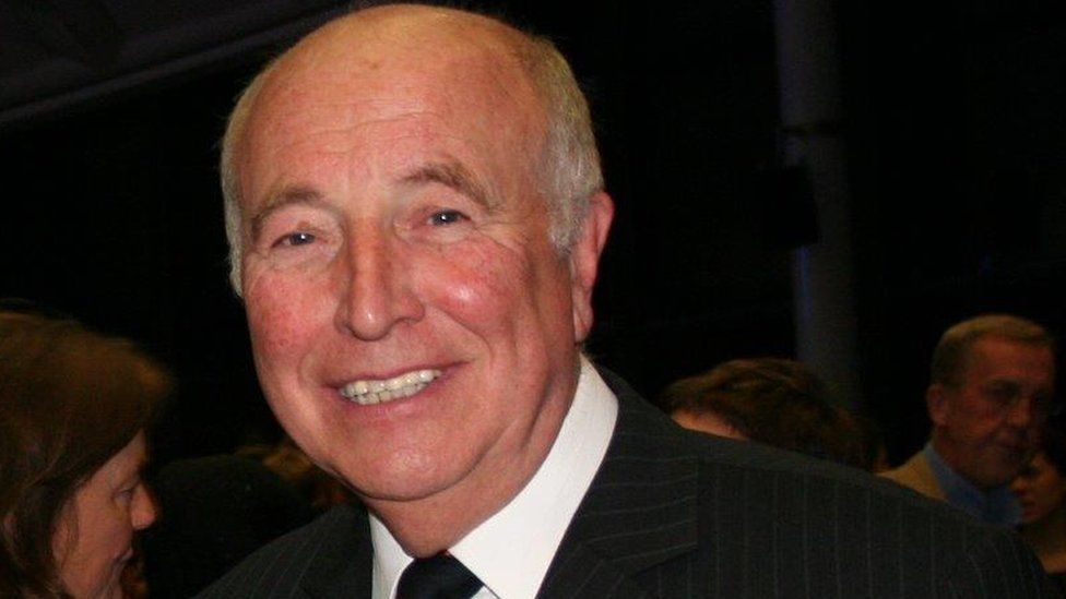 Bethnal Green Tube disaster's 75th anniversary marked - BBC News