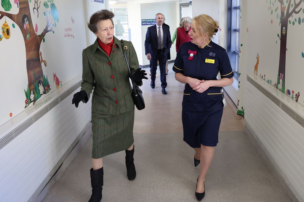 Princess Anne visits Merthyr Tydfil to meet mums and midwives - BBC News