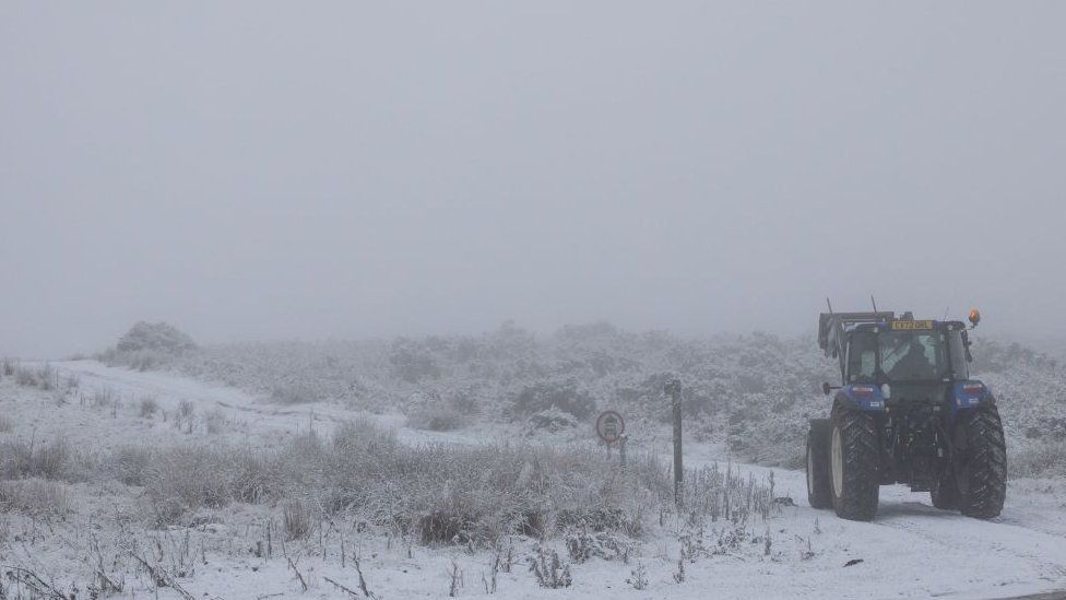 UK weather: Snow and ice alerts extended as cold snap continues - BBC News
