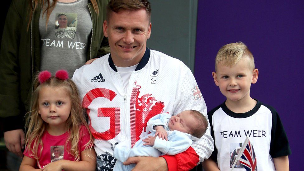 Rio 2016: Cheers and tears welcome GB Paralympic heroes - BBC News
