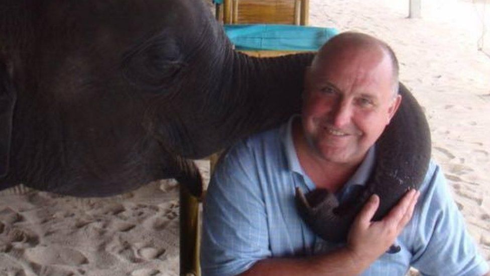 Met homicide unit searching for missing PC Gordon Semple - BBC News