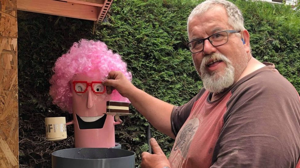 Ex-carpenter's lockdown 'metal heads' cheer up Minehead - BBC News