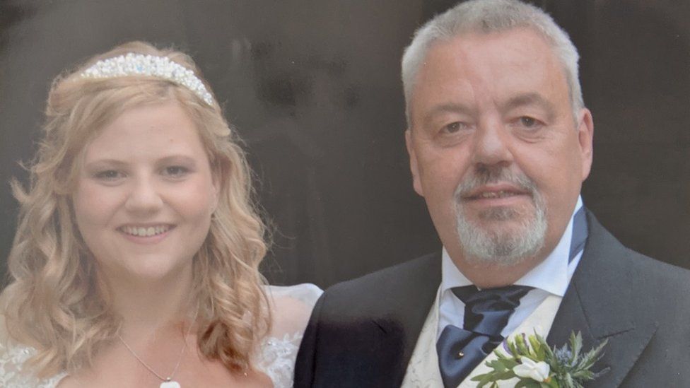 Y boen a'r rhwystredigaeth o fod yn ferch i alcoholig - BBC Cymru Fyw