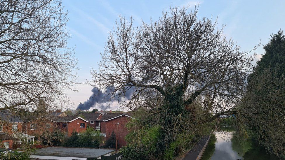 Ten fire engines at large Coventry factory blaze - BBC News