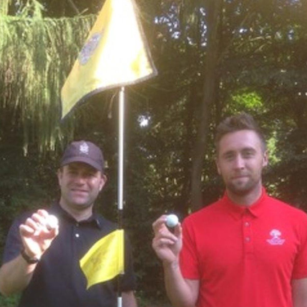 Norfolk golfers score double hole-in-one in same hole - BBC News