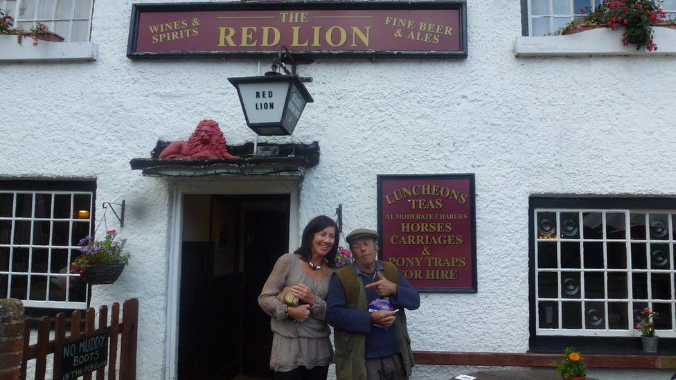 Lancashire woman visits Britain's 656 Red Lion pubs - BBC News