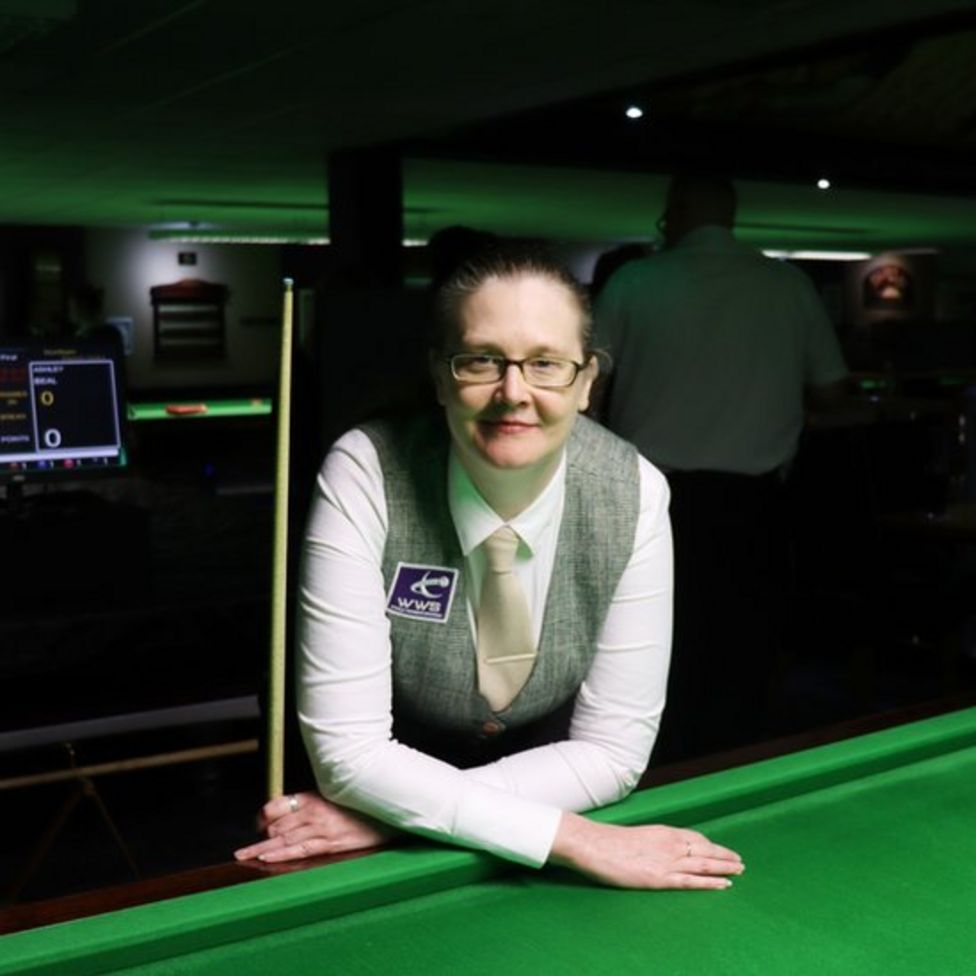 England's top women snooker players return to the table - BBC News