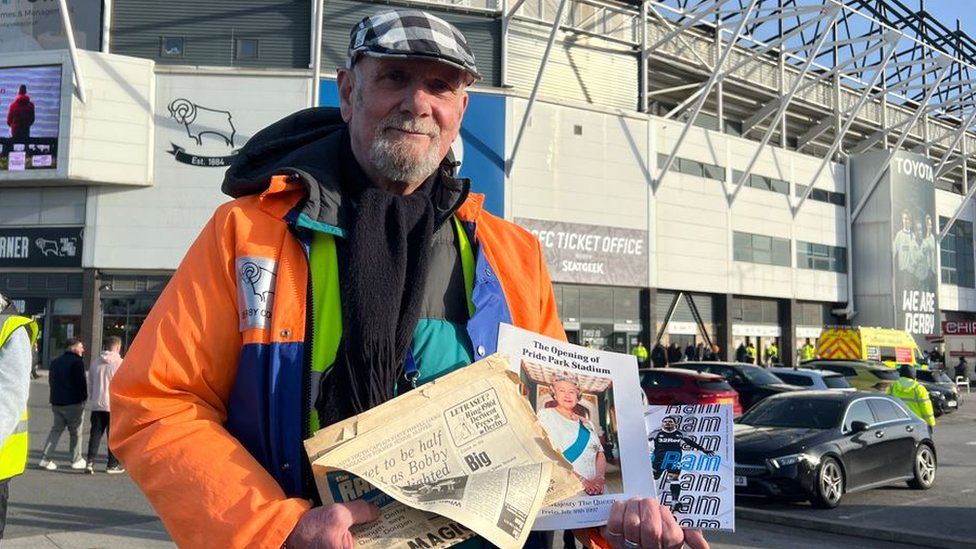 Derby County programme seller calls full-time after 60 years - BBC News