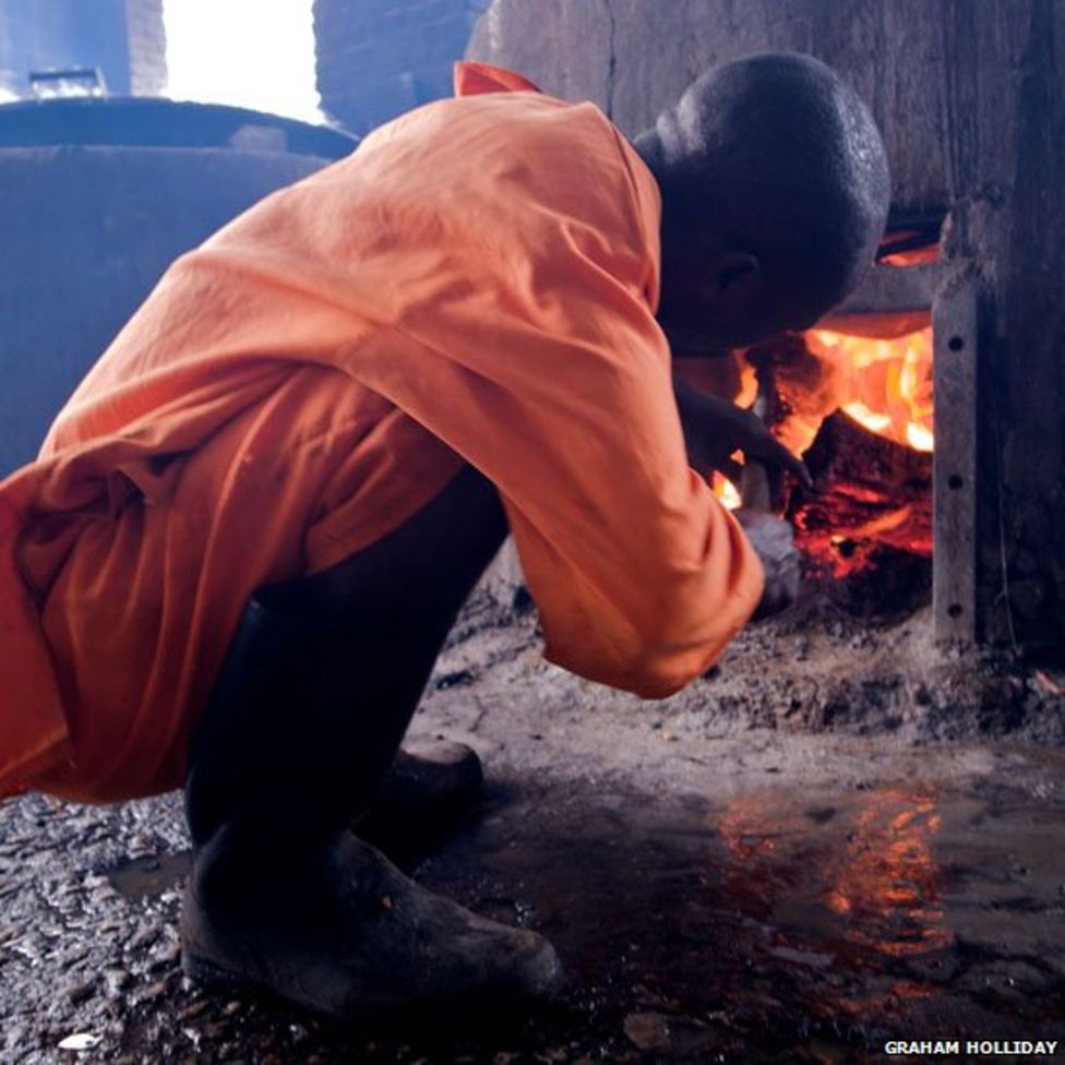 In pictures: Rwanda's poo-powered prisons - BBC News