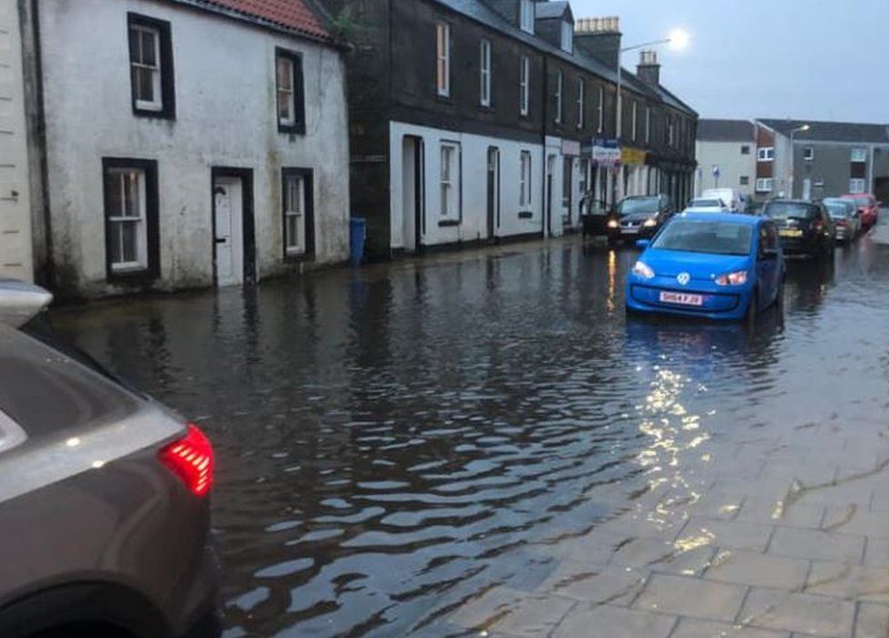 Flood vigilance urged as heavy rain continues across Scotland - BBC News